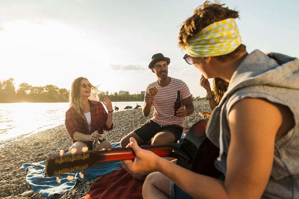 Freunde treffen am Strand - [GEO]