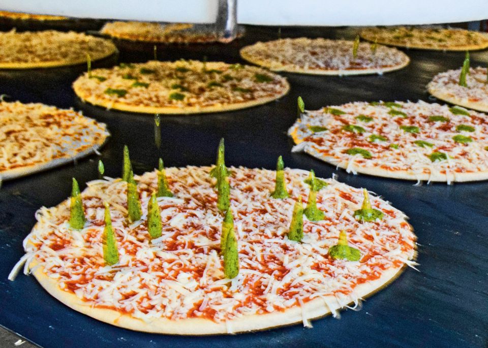 Hinter den Kulissen: So wird eine Fertigpizza hergestellt - Bild 6 ...