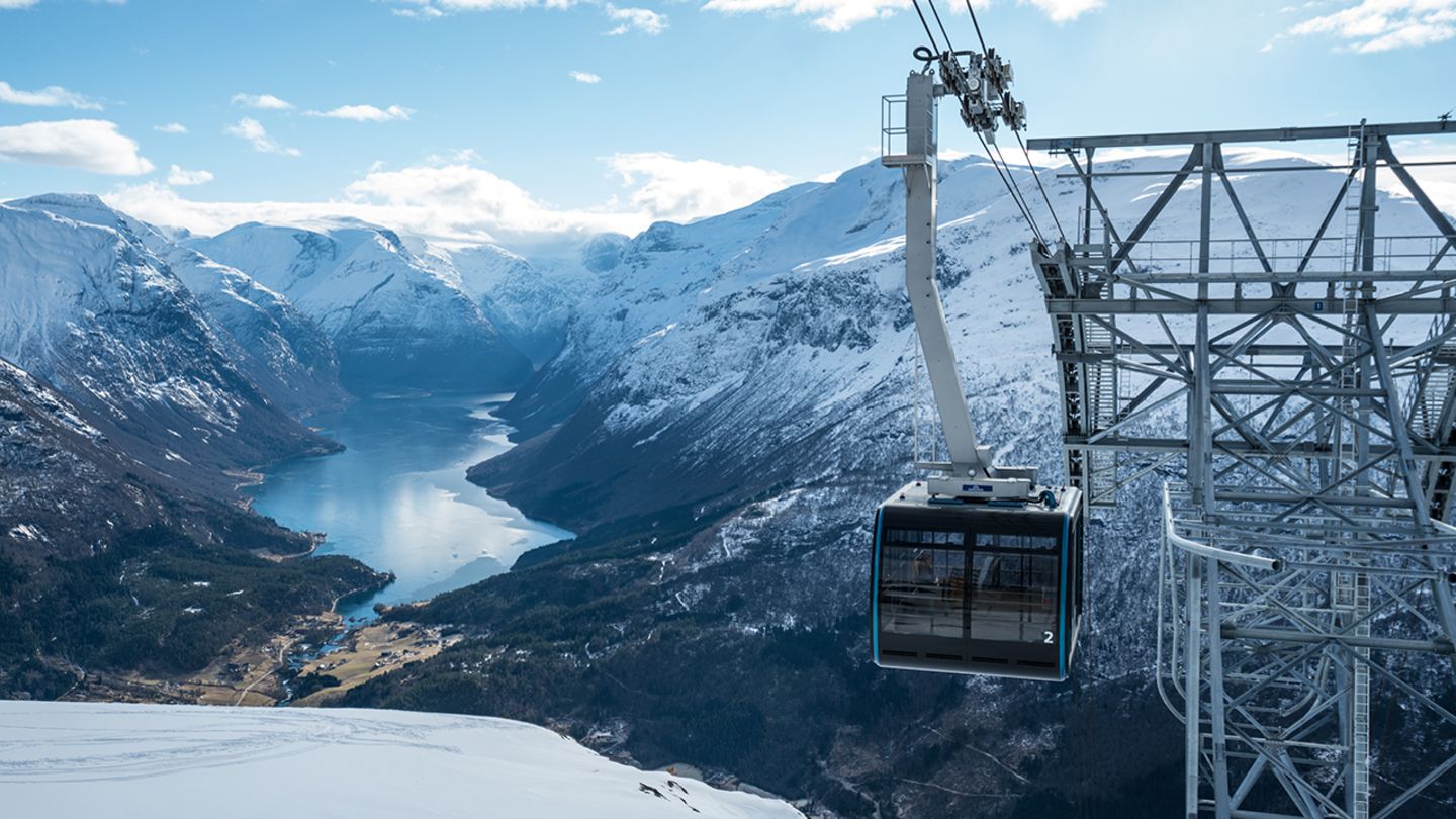 Blick über Norwegens Fjorde: Loen Skylift in Stryn ist die steilste ...