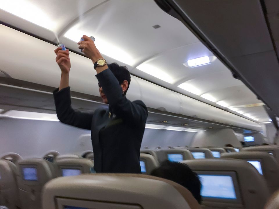 Stewardess mit Spraydose: Warum im Flugzeug gesprüht wird - [GEO]