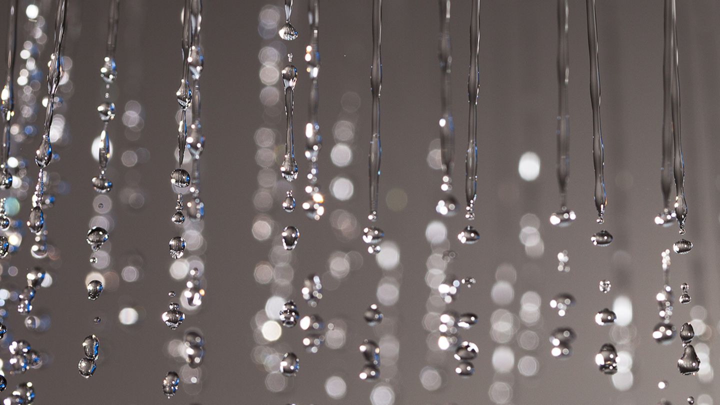 Forscher erzeugen Strom aus fallenden Wassertropfen - [GEO]