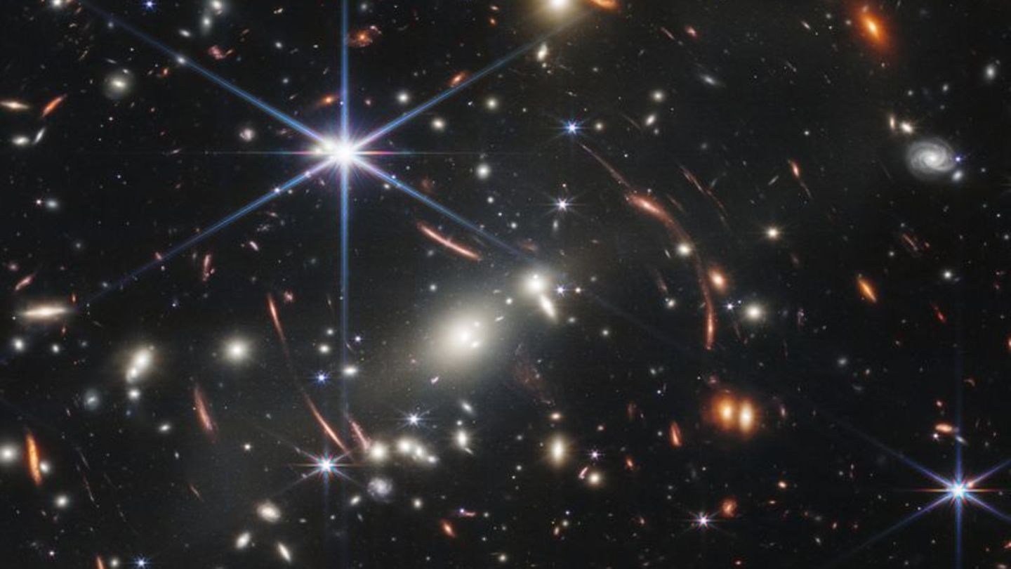 Nasa und US-Präsident zeigen erstes Bild des James-Webb-Teleskops - [GEO]