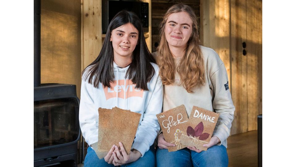 Herbstbasteln mit Kindern – So schöpft ihr Papier aus Laub - [GEOLINO]