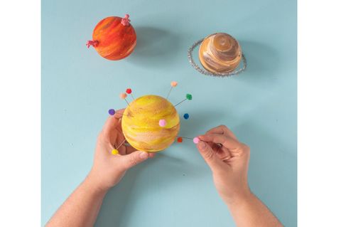 Mobile basteln: Bastelanleitung für ein Planeten-Mobile - [GEOLINO]