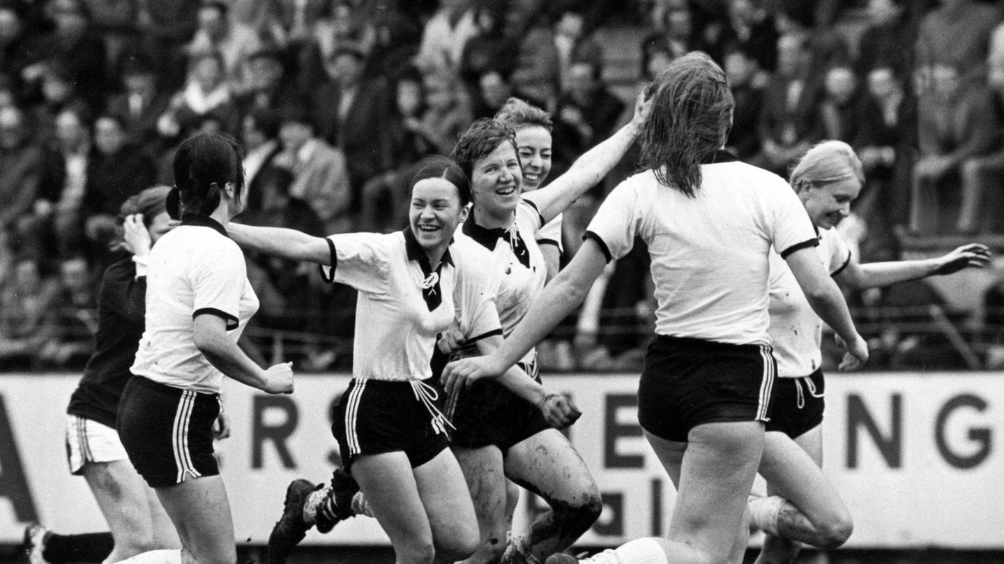 Die Kuriose Entstehungsgeschichte Des Frauenfußballs Zrdyge