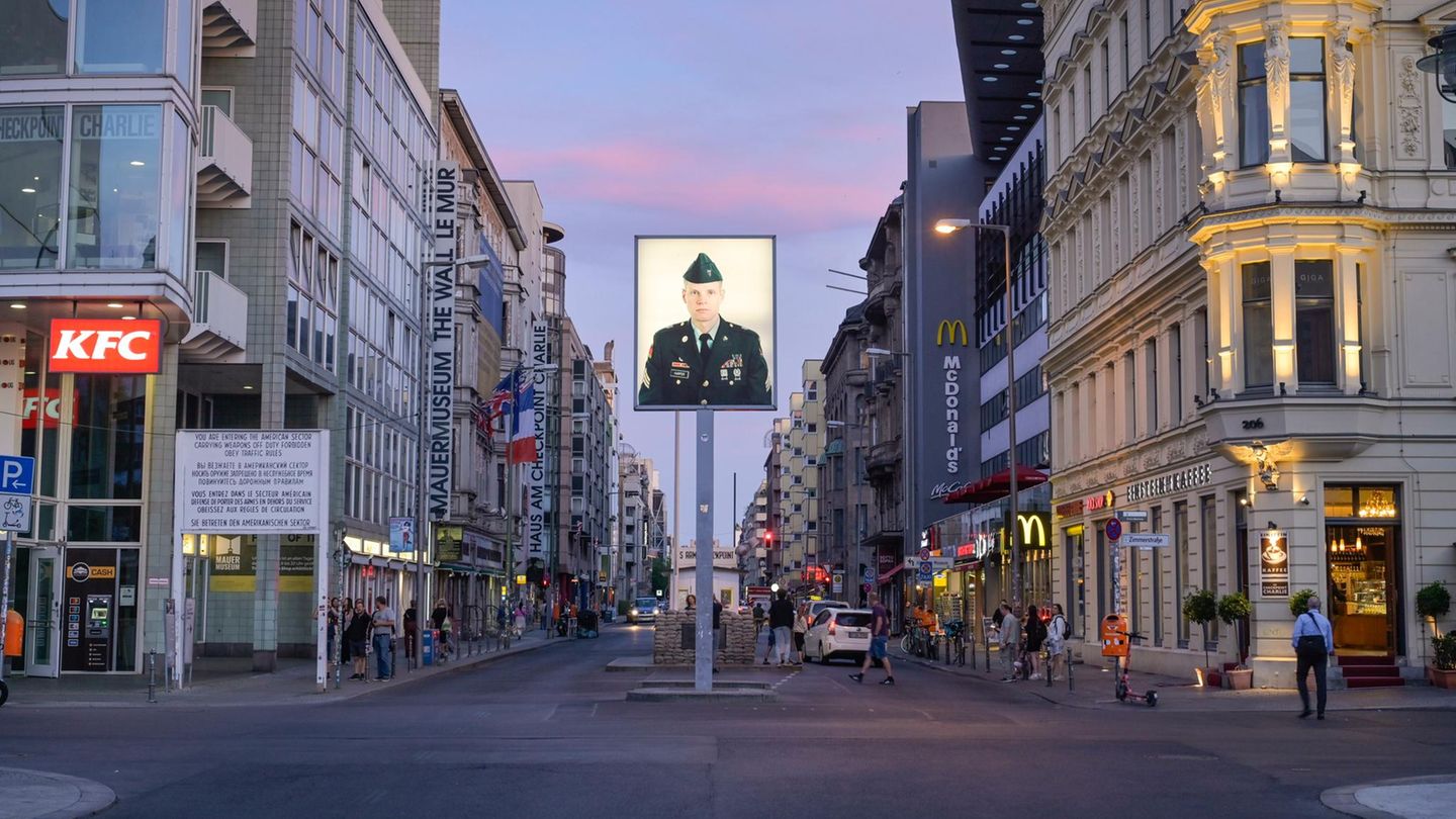 Checkpoint Charlie in Berlin - [GEO]