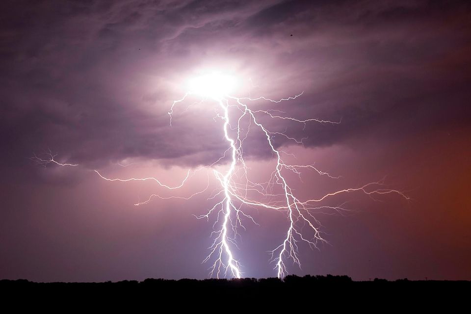 Wie entsteht ein Blitz? Verständlich erklärt - [GEO]