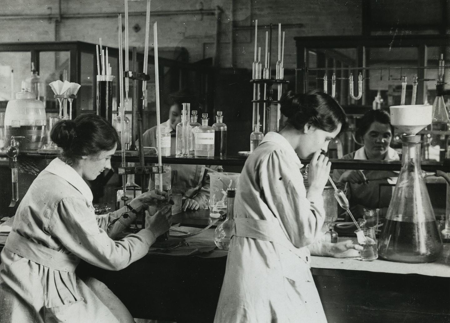 Wissenschaft im Wandel der Zeit: Was geschieht in einem Chemielabor ...