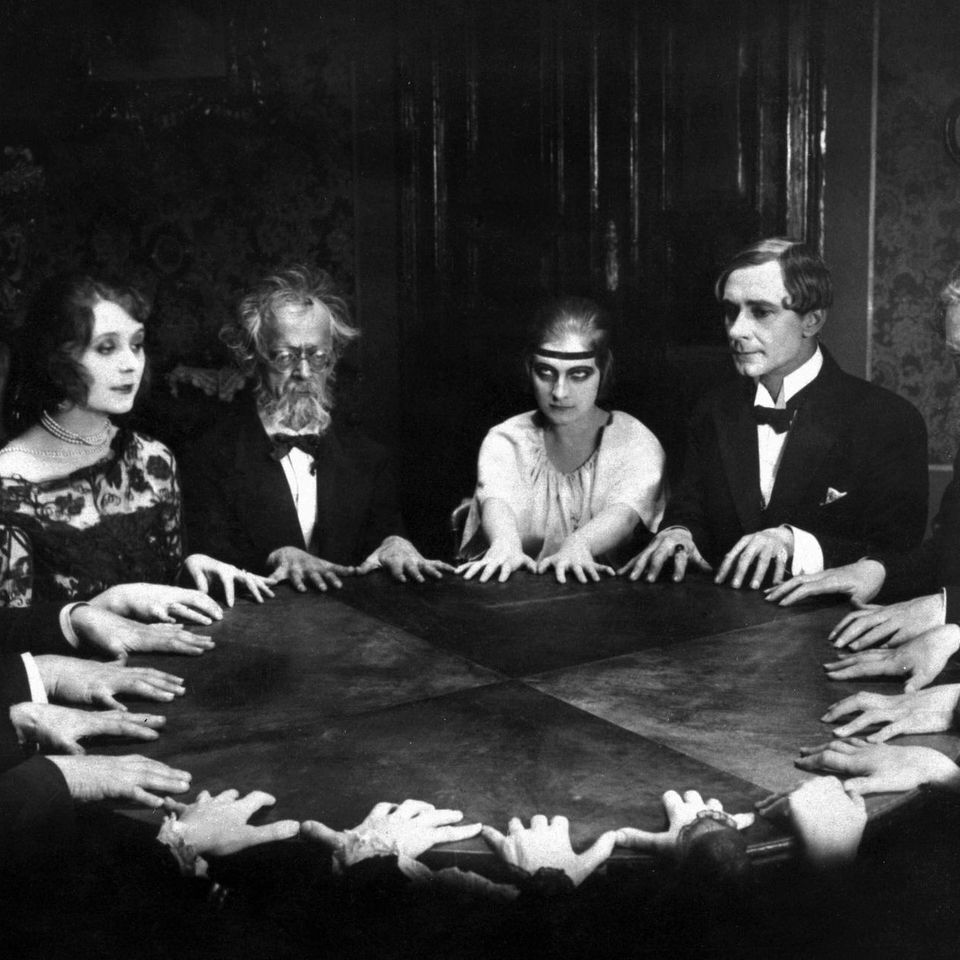 Ein Psychiater erforscht, warum Menschen Stimmen hören. Seine Probanden ...