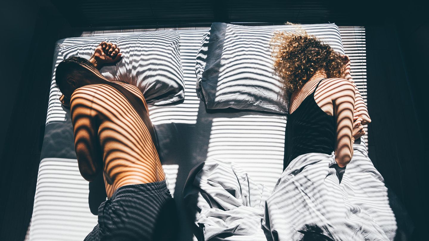 Frauen schlafen in getrennten Betten besser als Männer - [GEO]