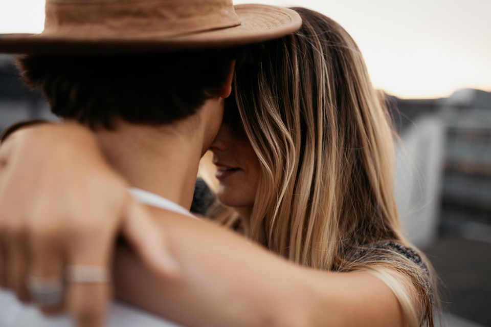 Liebe: Frauen bevorzugen jüngere Männer - [GEO]