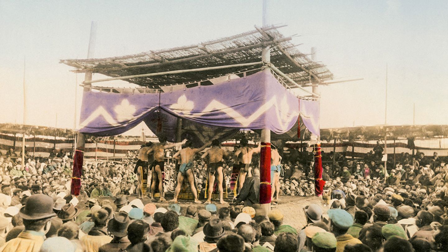 Sumo-Ringer im Ekōin-Tempel, Tokio, circa 1886 - [GEO]