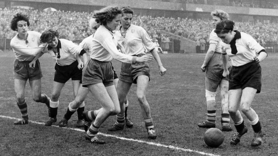 Pionierinnen des Frauenfußballs trotzen DFB-Verbot - [GEO]