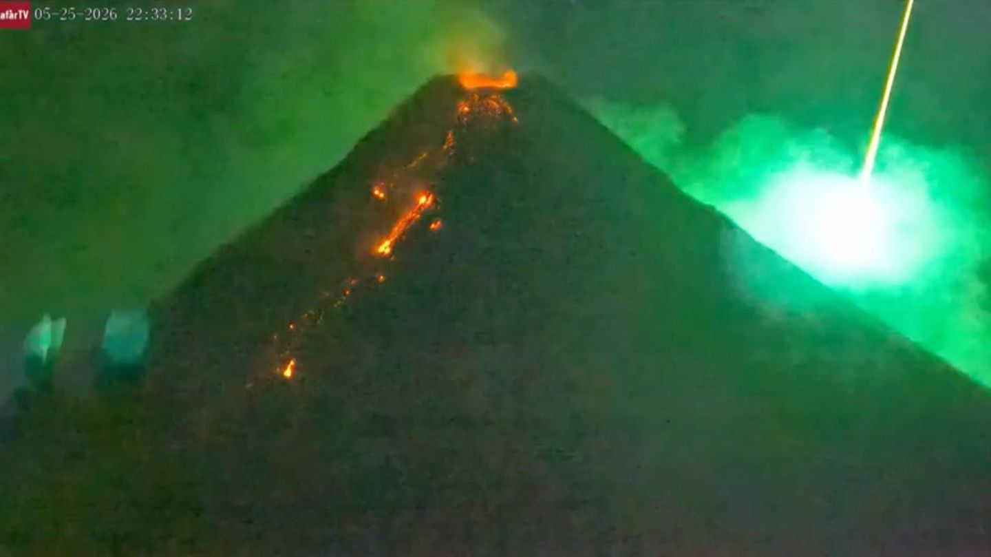 Vulkanausbruch trifft Sternschnuppe: Meteor am Vulkan Mayon - [GEO]