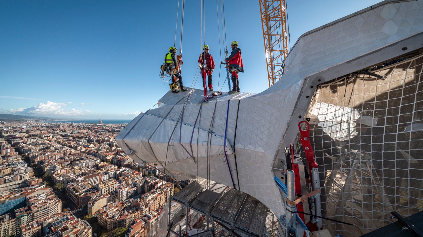 Sagrada Família: Spektakuläre Fotos vom Bau des Christus-Turms - [GEO]