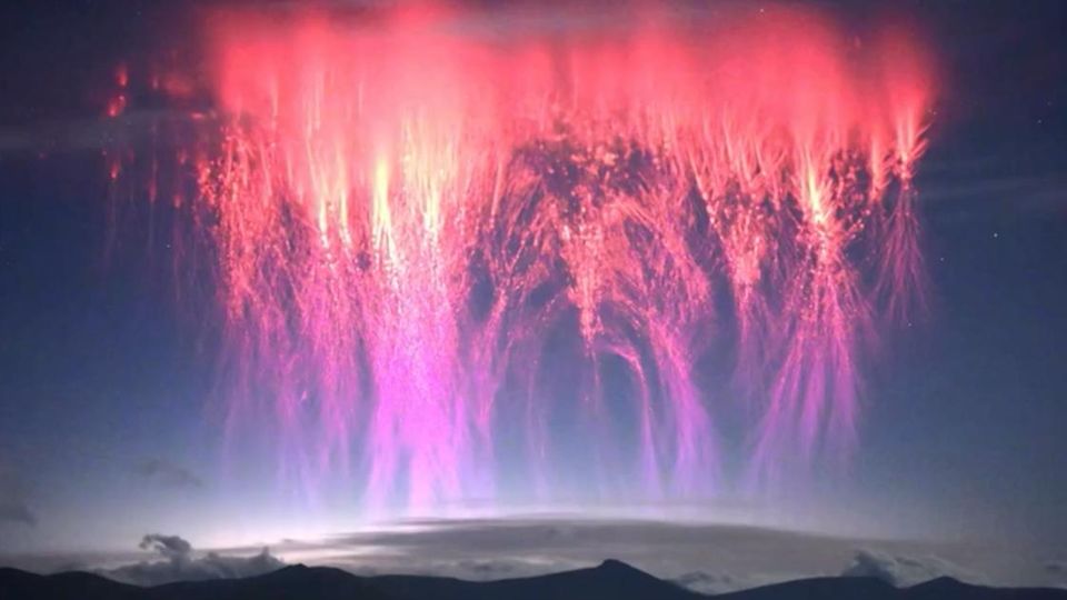 Spektakuläre Aufnahmen: "Rote Kobolde" erleuchten den Himmel über Tibet ...